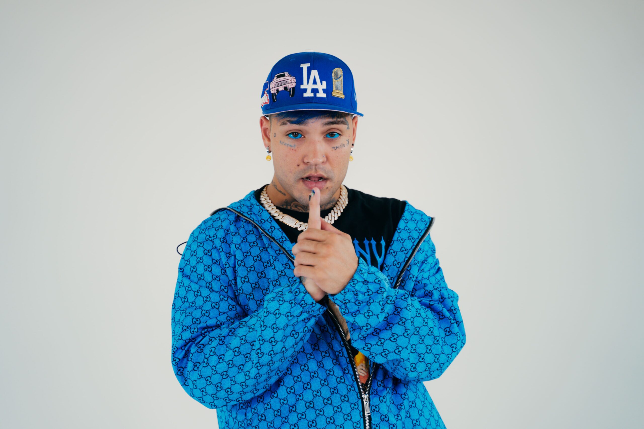 John Theis "El de los ojos azules": El cantante se abre paso entre el ...