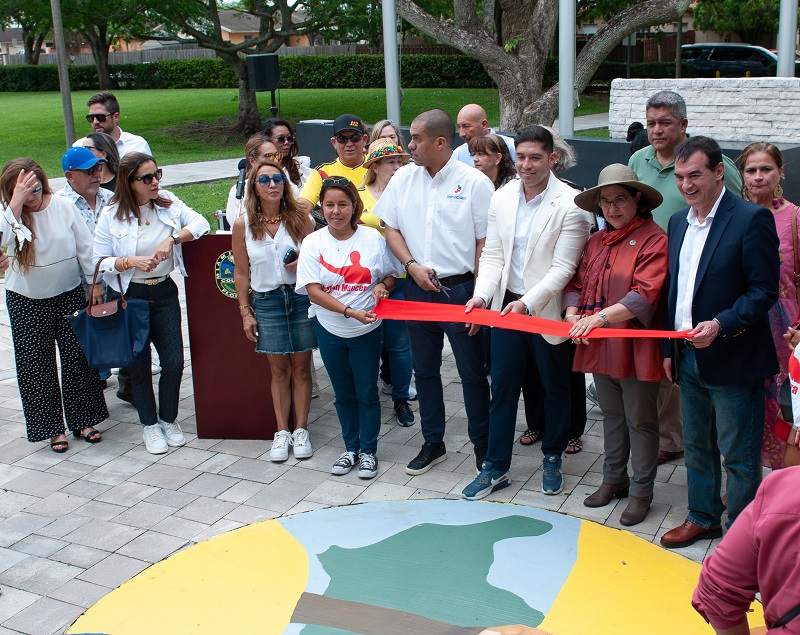 El pintor Valencia Quintero dona mural para Plaza Colombia - El Sol ...