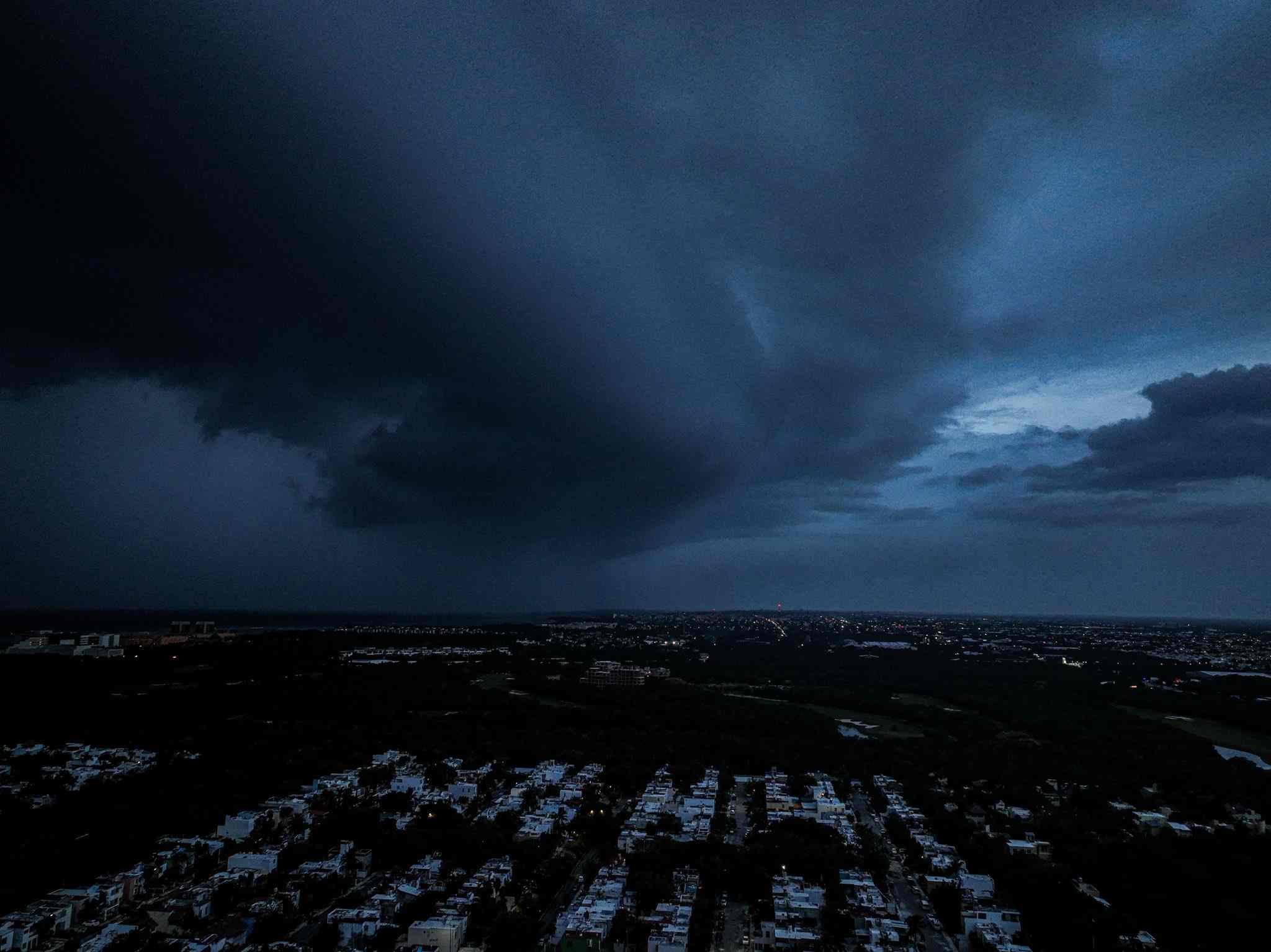 Alerta roja en México ante la llegada del huracán Beryl - El Sol News Media