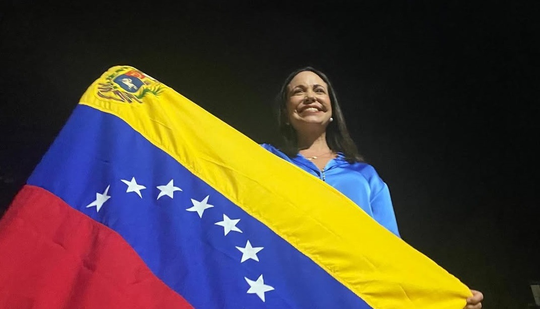 Hija de María Corina Machado recibe el Nobel de la Paz en su ausencia ...